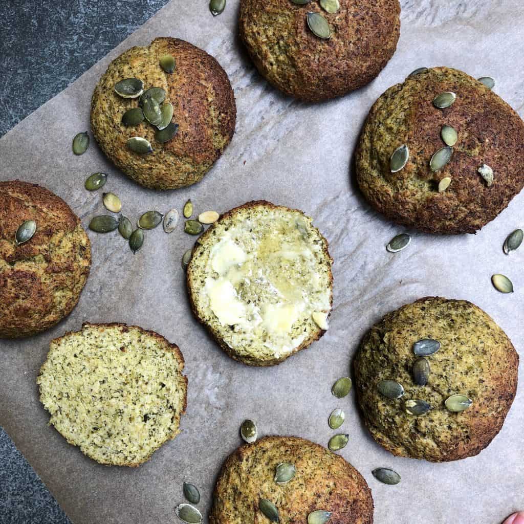 Glutenfri broccoliboller med græskarkerner - Carrotstick.dk